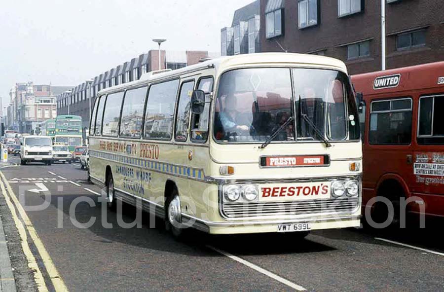 Beeston Coach, Stockton High Street – 1988 | Picture Stockton Archive